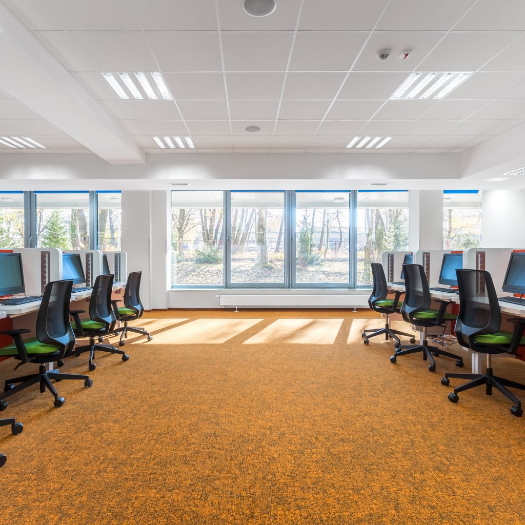 Spacious It Classroom With Window - Bissell BigGreen Commercial